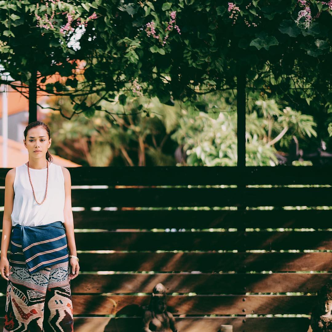 8 OOTD Rok Batik yang Sederhana. Biar Nggak Melulu Dibilang Mau Kondangan!