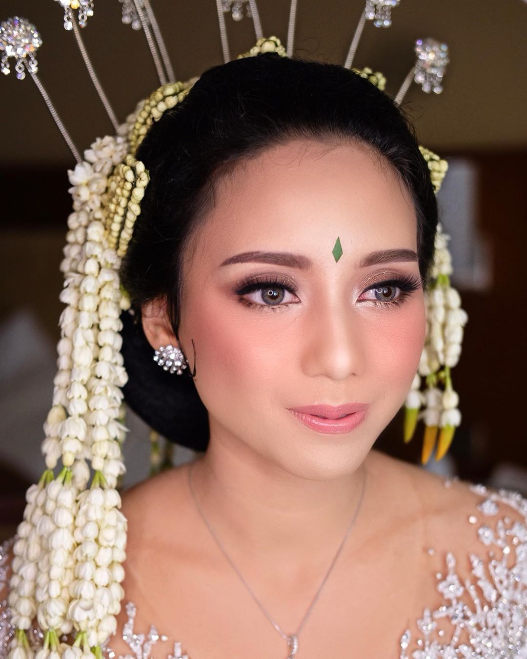 Lebih Simpel, Ini 10 Ide Make-up Pernikahan Jawa Tanpa Paes untuk ...