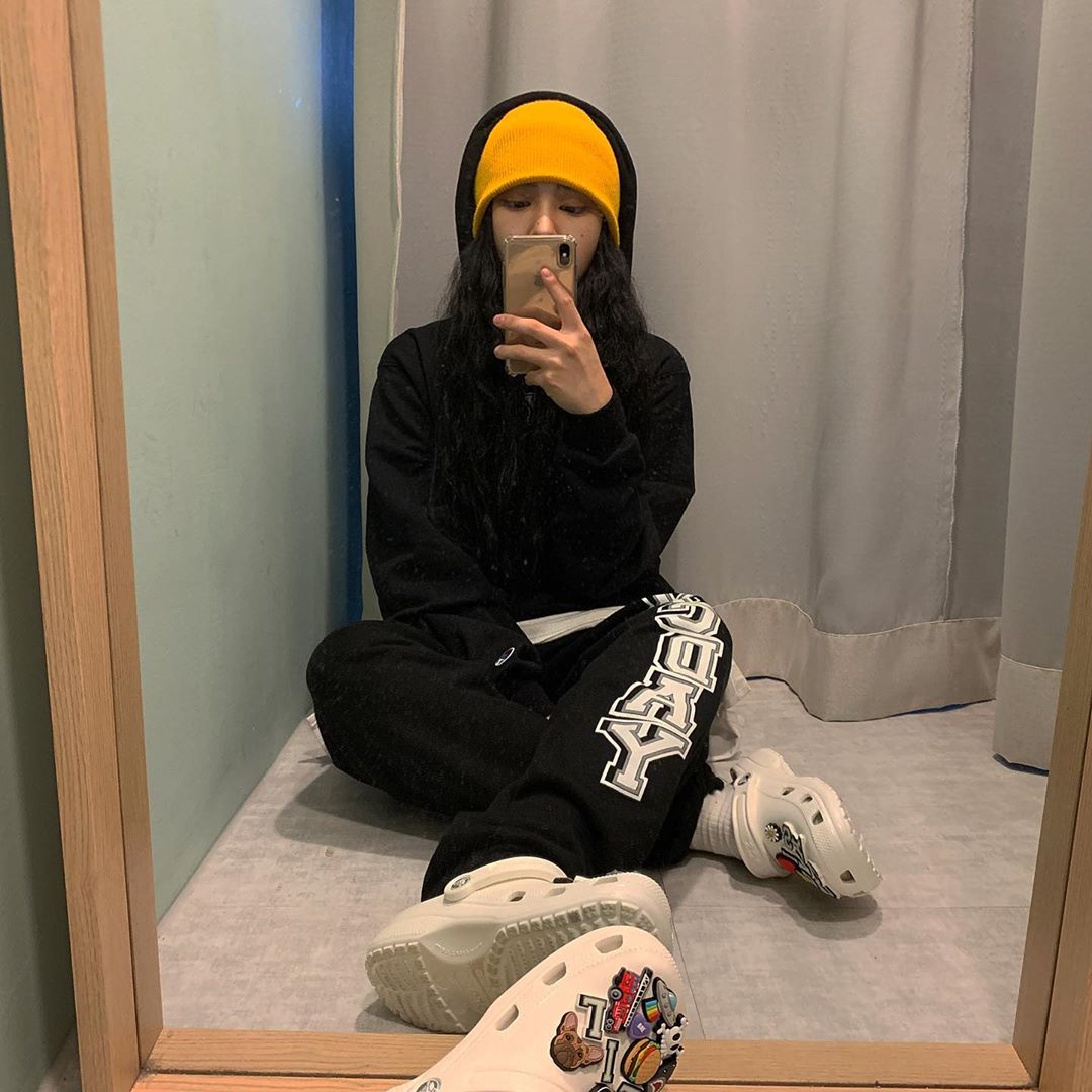 10 Ide Potret Mirror Selfie Aesthetic yang Kece