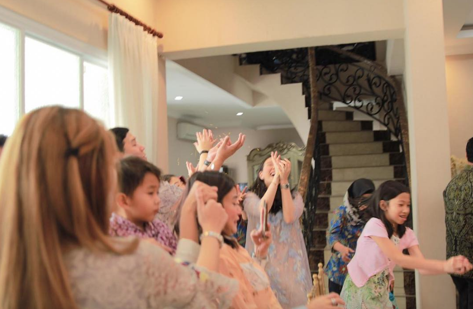 Mengenal Tradisi Jawa Tedak Siten; Upacara 'Langkah Pertama' yang Sarat ...