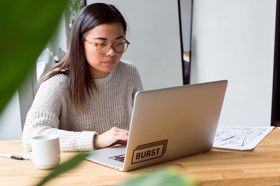 7 Tips Kerja di Ruang AC buat yang Nggak Tahan Dingin. Nggak Malu-maluin~