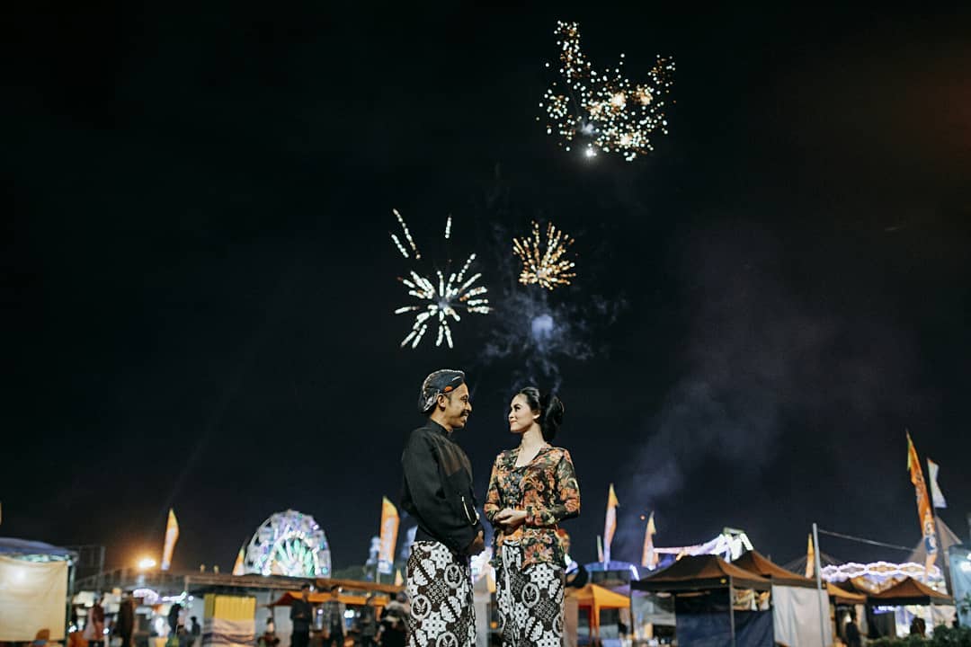 12 Ide Foto Pre-wedding dengan Kembang Api. Romantis dengan Latar ...