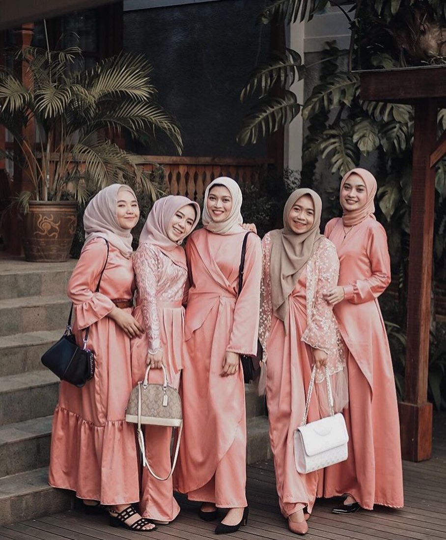 12 Model Baju Bridesmaid Satin Polos Terbaru