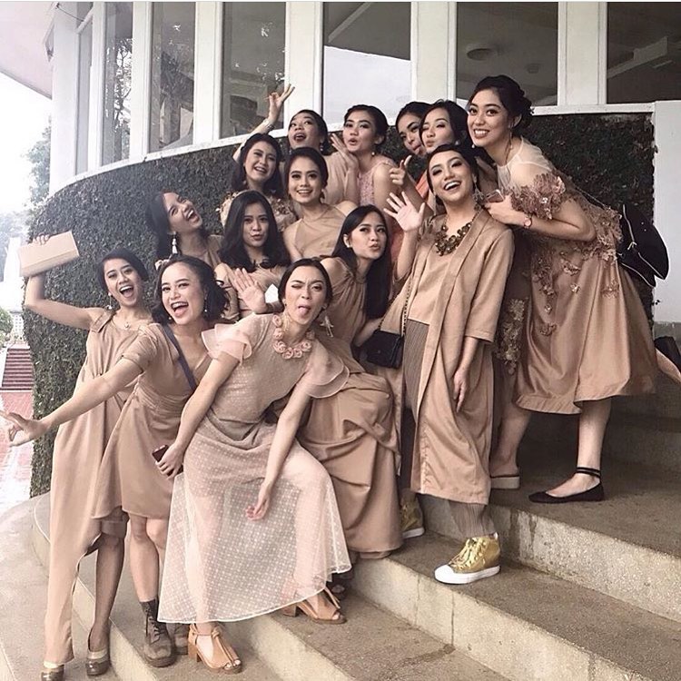 12 Model Baju Bridesmaid Satin Polos Terbaru