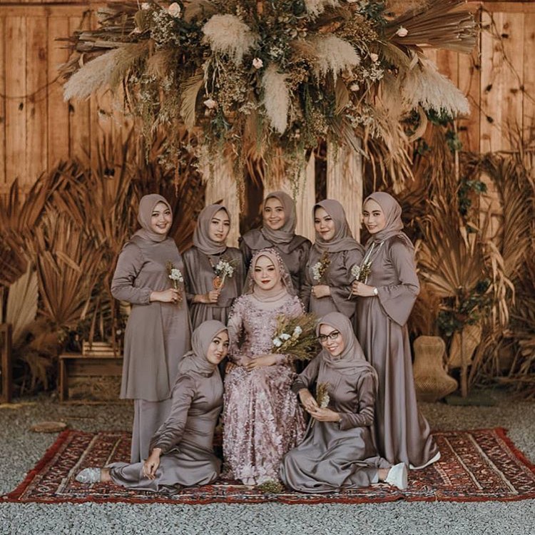 12 Model Baju Bridesmaid Satin Polos Terbaru