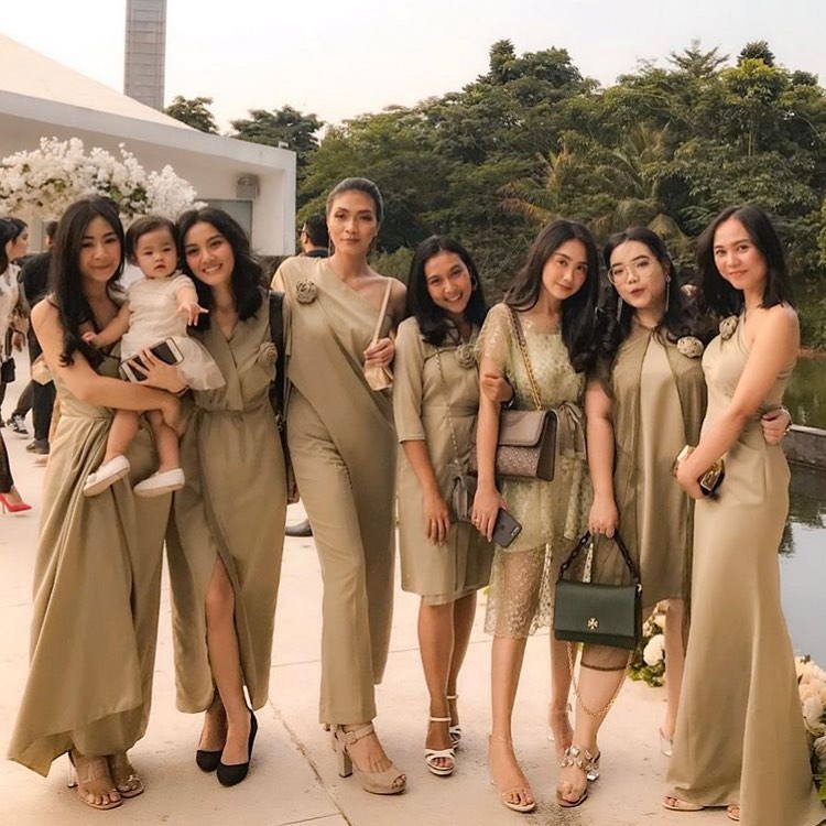 12 Model Baju Bridesmaid Satin Polos Terbaru