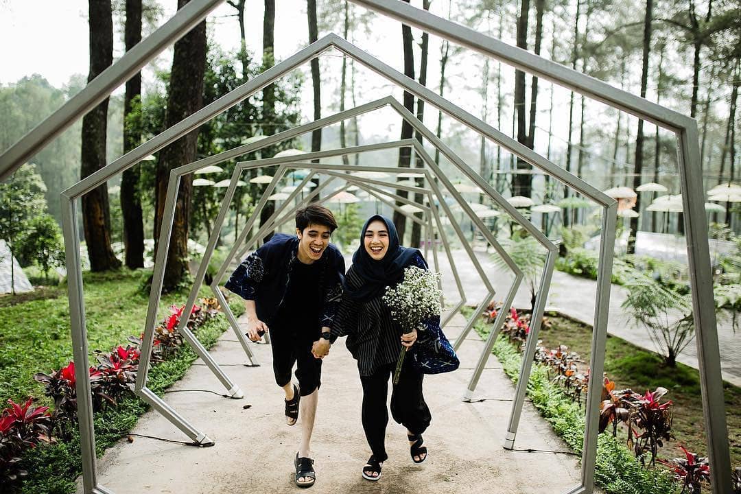 18 Ide Prewedding Casual Outdoor Unik & Keren