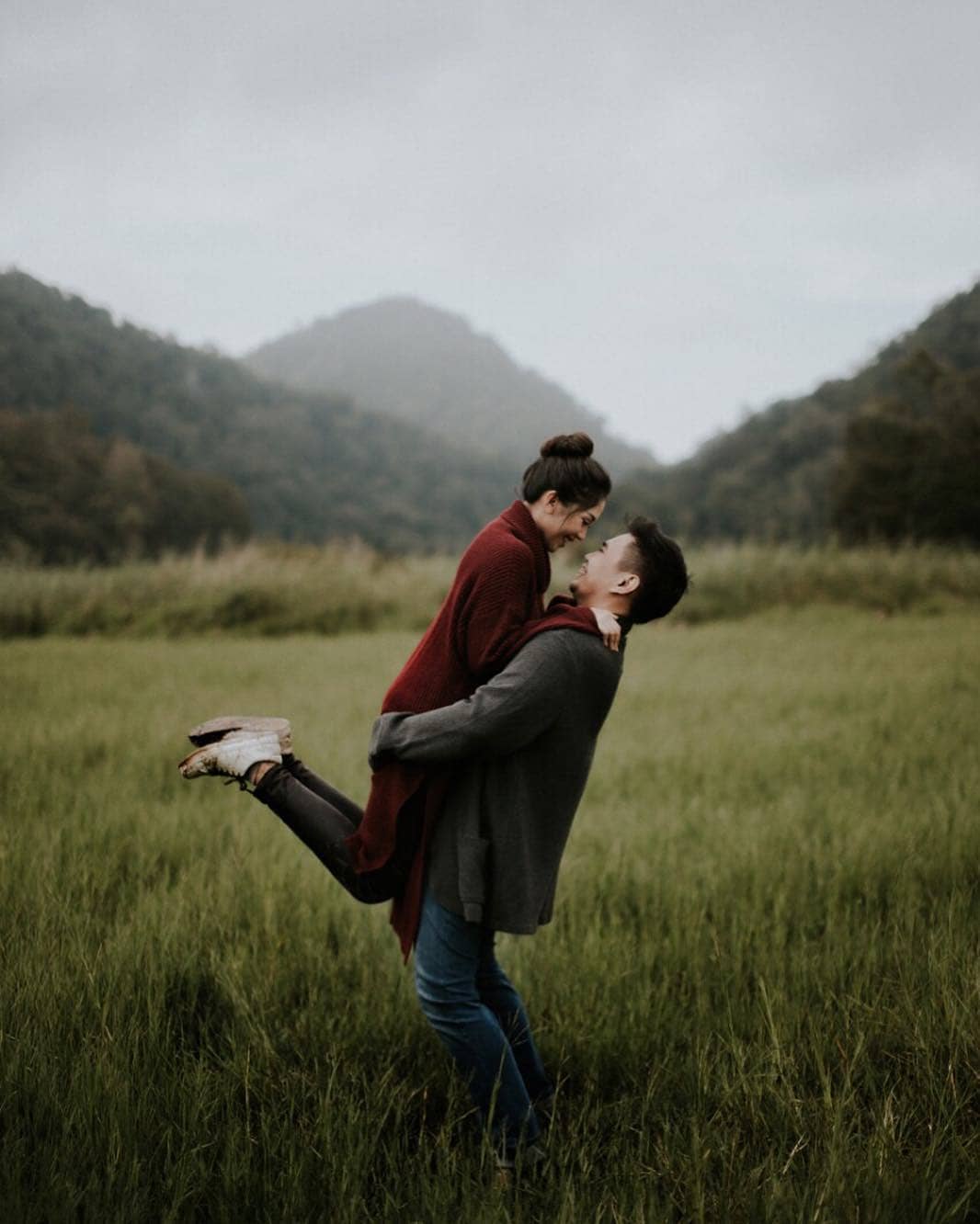 18 Ide Prewedding Casual Outdoor Unik & Keren