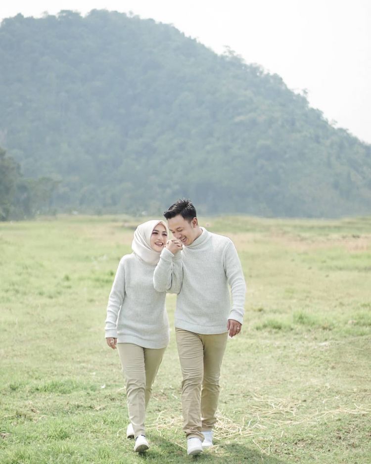 18 Ide Prewedding Casual Outdoor Unik & Keren