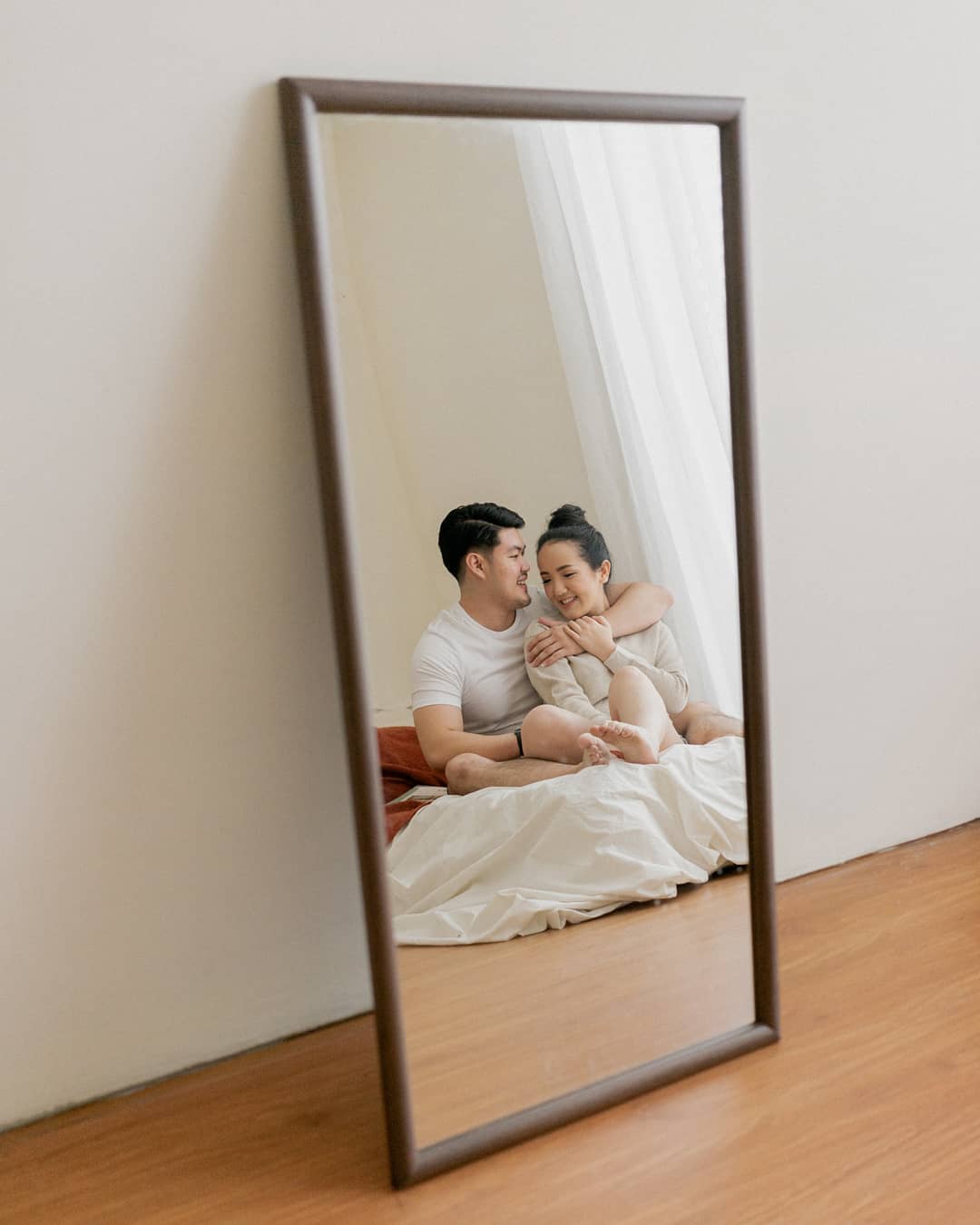 12 Ide Prewedding dengan Cermin. Properti Mudah Dicari, Hasil ...