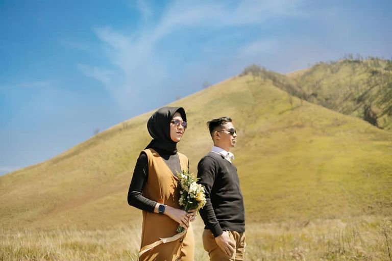 18 Ide Prewedding Casual Outdoor Unik & Keren