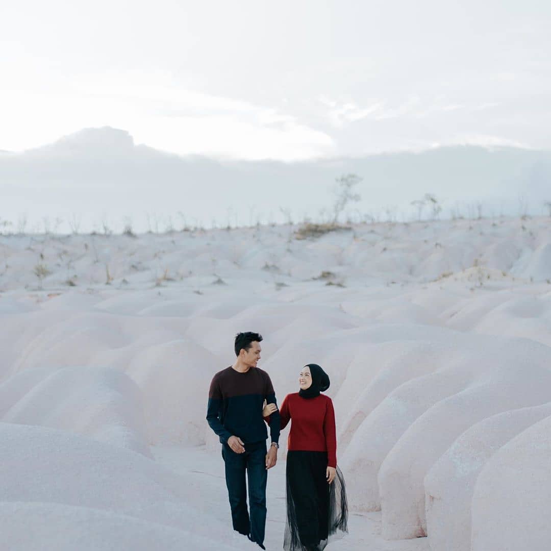 18 Ide Prewedding Casual Outdoor Unik & Keren