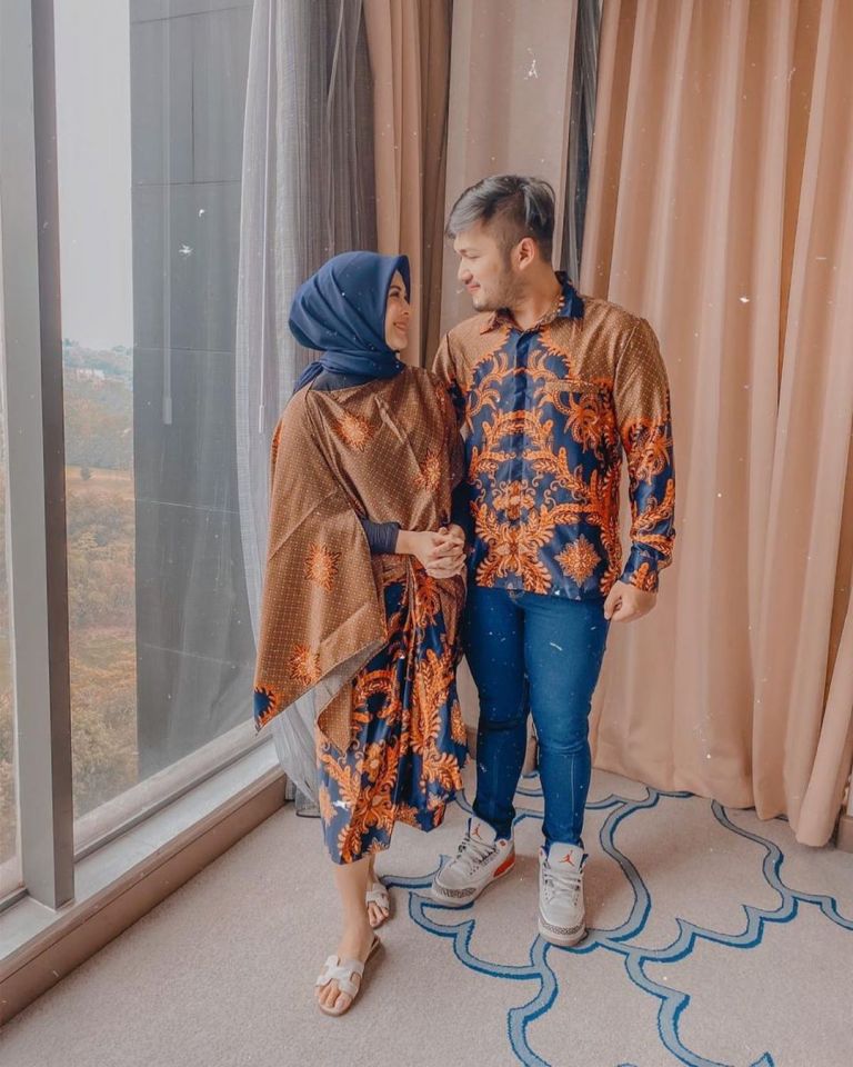 9 Model Batik Couple untuk Berbagai Acara yang Keren