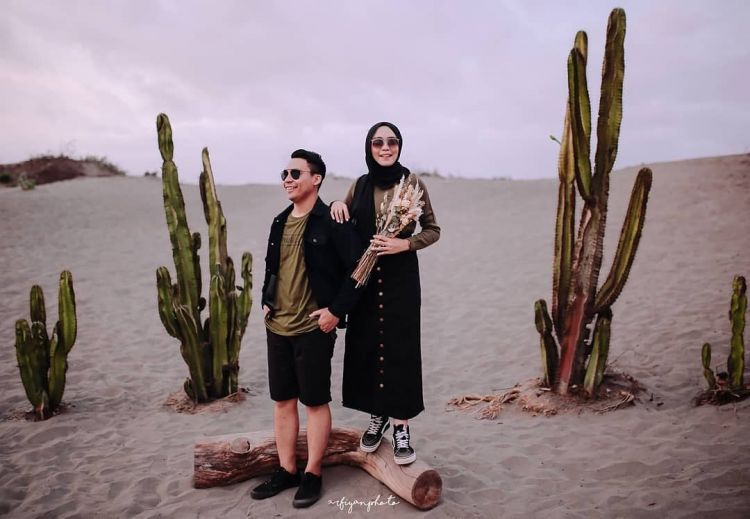 18 Ide Prewedding Casual Outdoor Unik & Keren