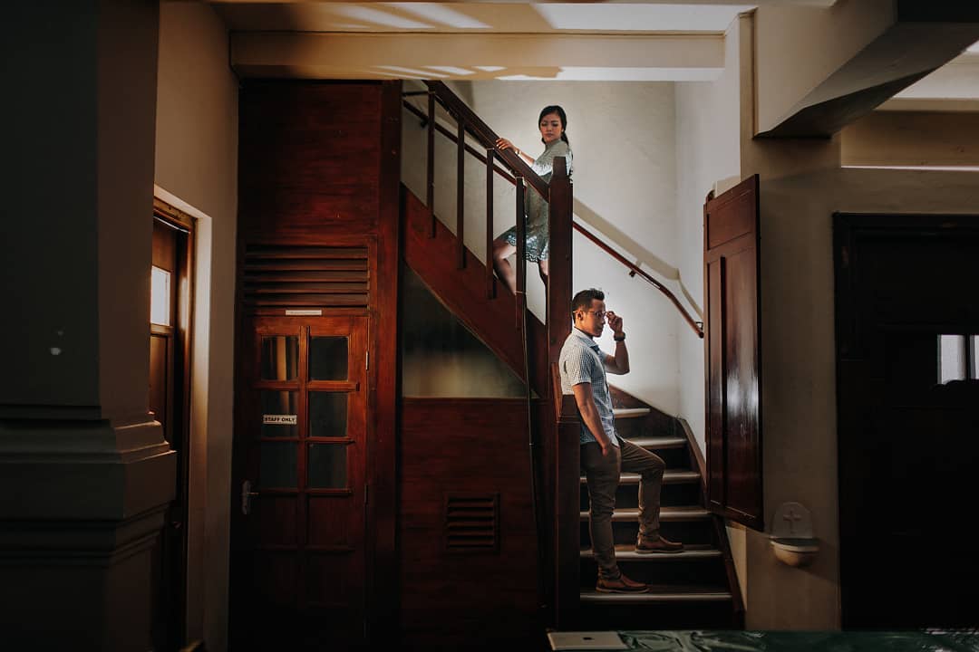 13+ Ide Pose Prewedding Keren di Tangga