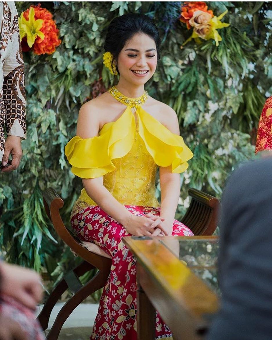 7 Inspirasi Kebaya Warna Kuning untuk Lamaran. Cerah Ceria, Pas untuk ...