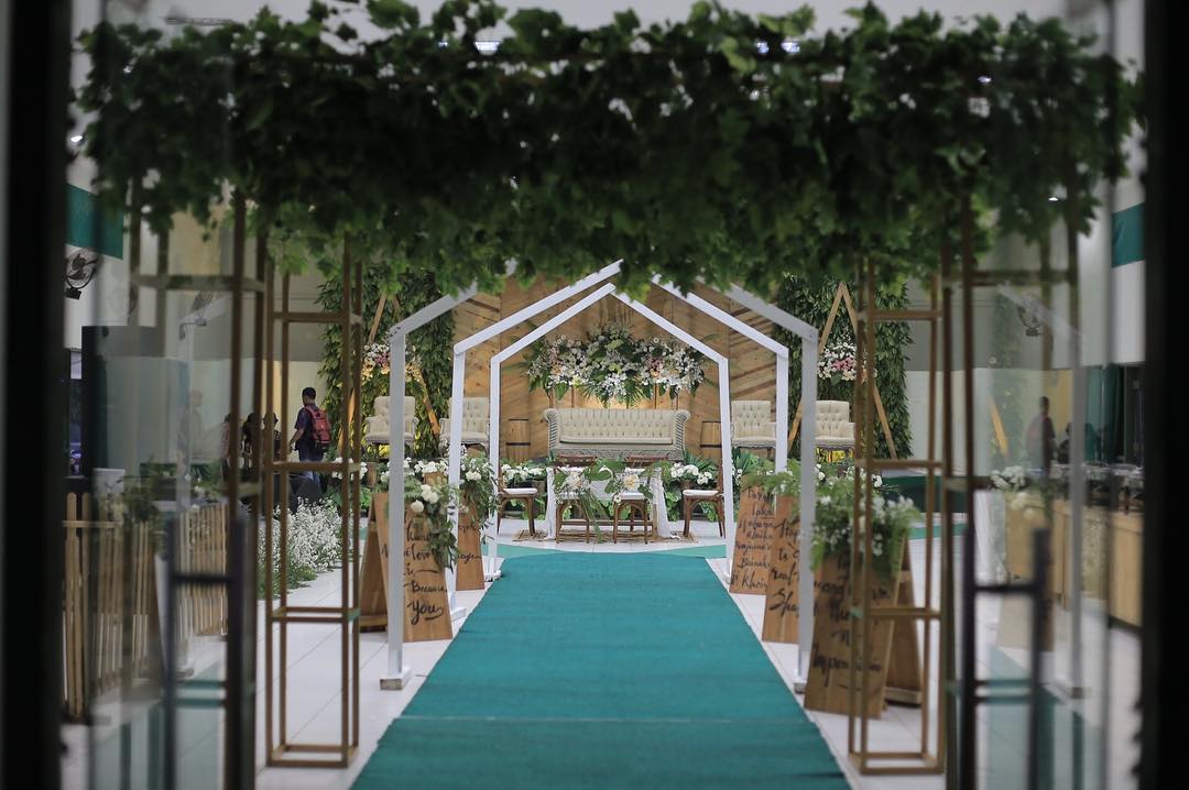 15 Ide Wedding Gate Tema Rustic di Dalam atau Luar Ruangan. Dijamin ...