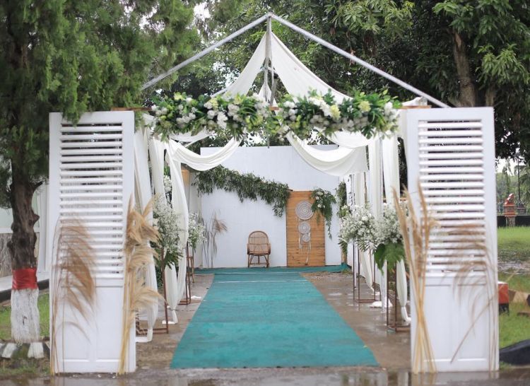 15 Ide Wedding Gate Tema Rustic di Dalam atau Luar Ruangan. Dijamin ...