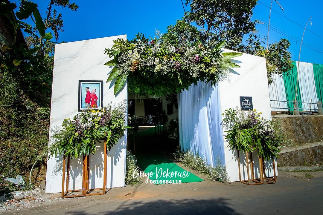 15 Ide Wedding Gate Tema Rustic di Dalam atau Luar Ruangan. Dijamin ...