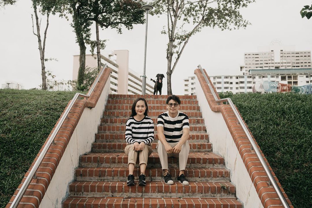 13+ Ide Pose Prewedding Keren di Tangga