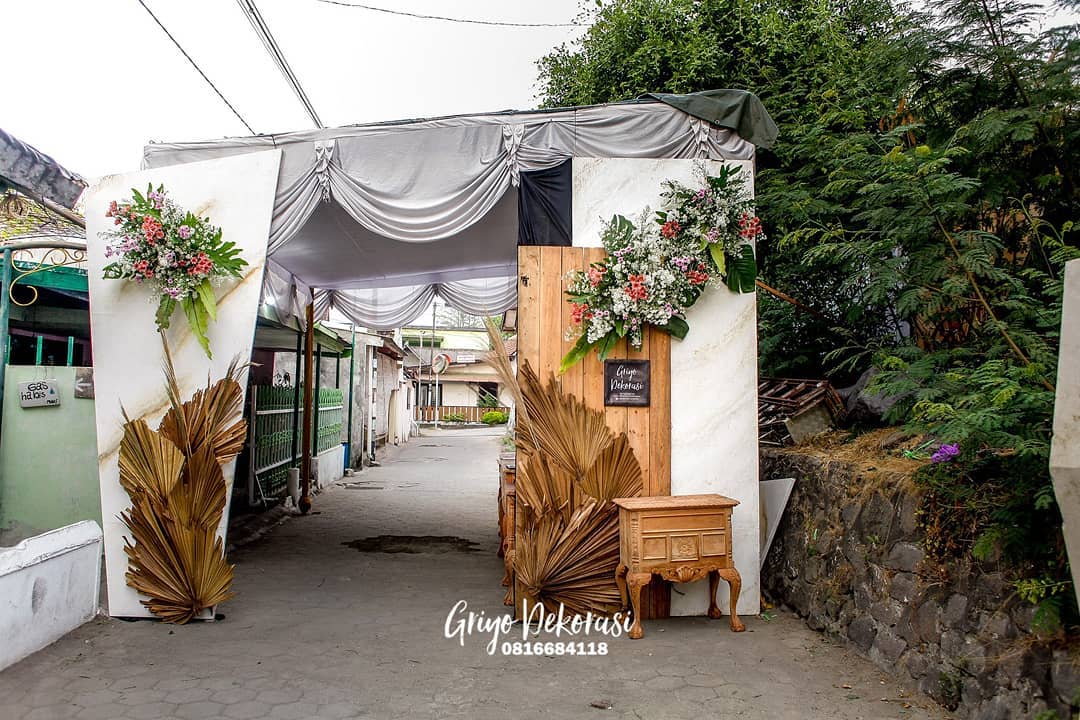 15 Ide Wedding Gate Tema Rustic di Dalam atau Luar Ruangan. Dijamin ...