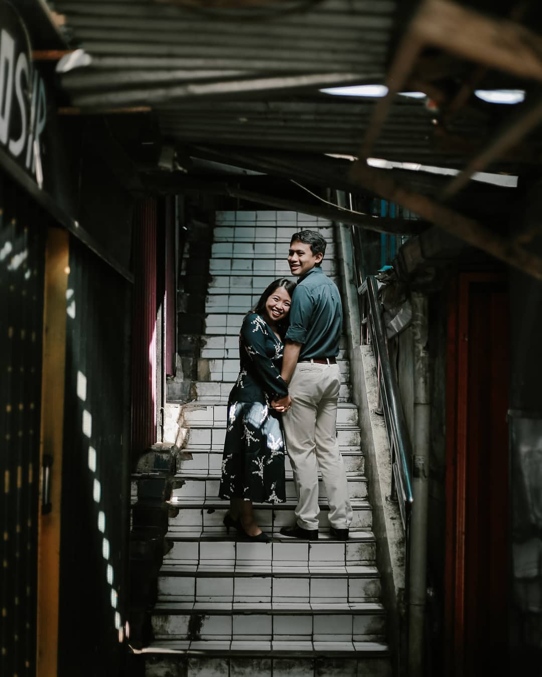 13+ Ide Pose Prewedding Keren di Tangga