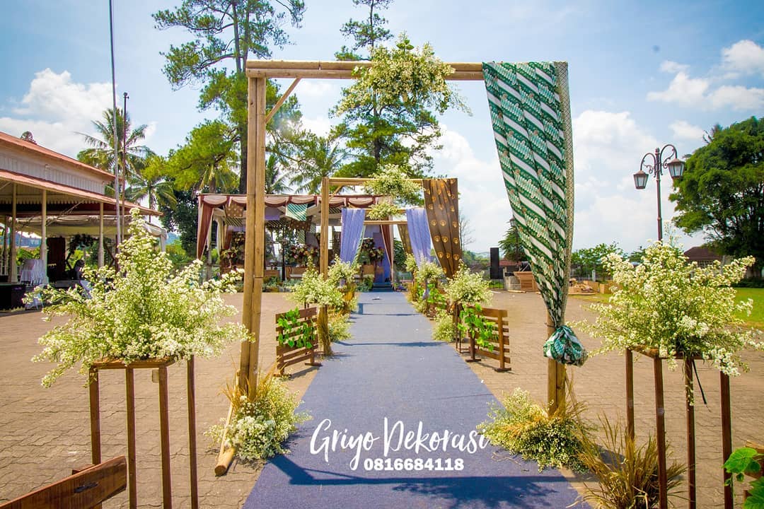 15 Ide Wedding Gate Tema Rustic di Dalam atau Luar Ruangan. Dijamin ...