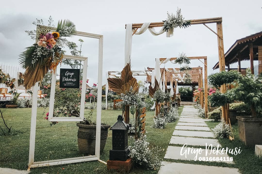 15 Ide Wedding Gate Tema Rustic di Dalam atau Luar Ruangan. Dijamin ...
