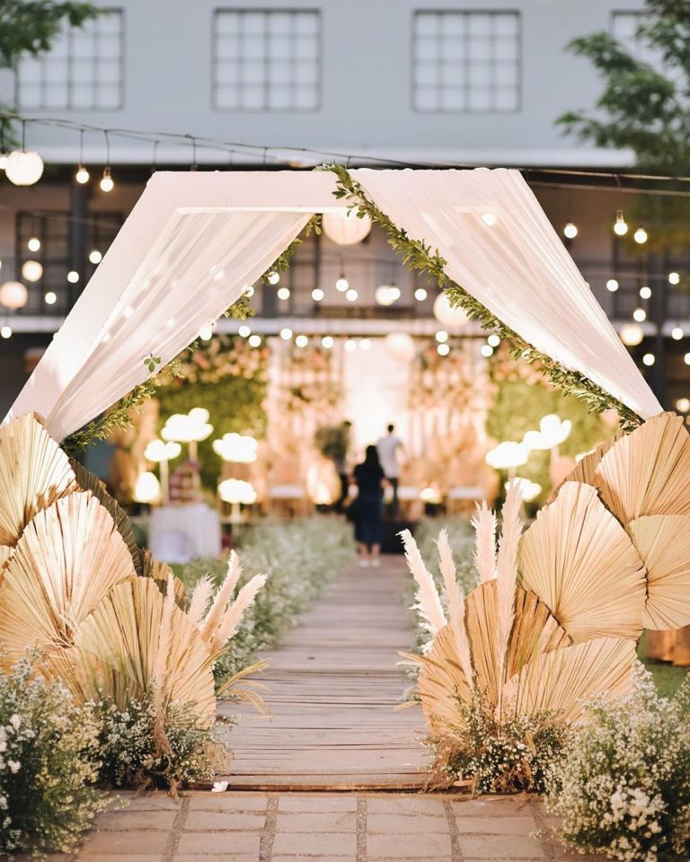 15 Ide Wedding Gate Tema Rustic di Dalam atau Luar Ruangan. Dijamin ...