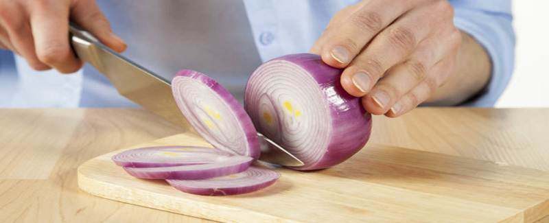 7 Trik Mengiris Bawang Merah Biar Mata Nggak Perih atau Malah Nangis ...