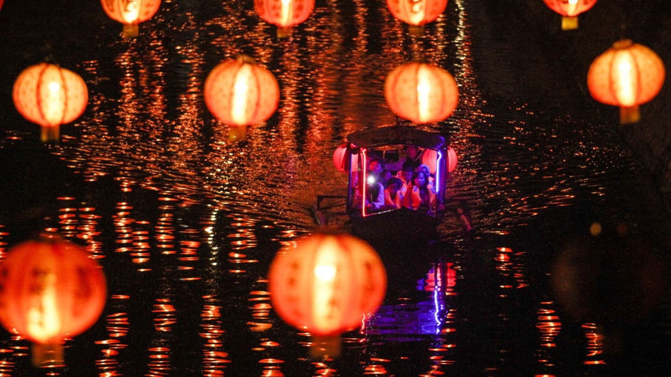 Kali Pepe Solo yang Gemerlap Saat Menjelang Imlek. Naik Perahu dengan Lampion yang Romantis!