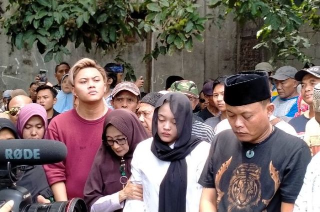 Temukan Sesuatu yang Nggak Beres pada Tubuh Mendiang Ibunya, Rizky ... Temukan Sesuatu yang Nggak Beres pada Tubuh Mendiang Ibunya, Rizky ...