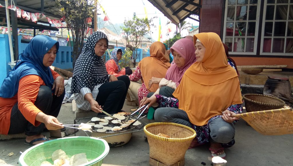 3 Alasan Kenapa Istilah 'Hidup di Kampung Harus Srawung' Itu Perlu ...