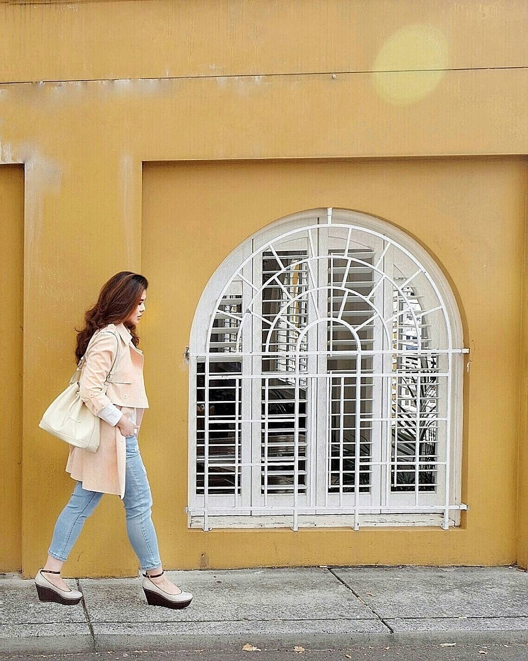 9 Pose Sambil Jalan Biar Ayunan Kaki dan Tangannya Nggak “Kanan-kanan ...