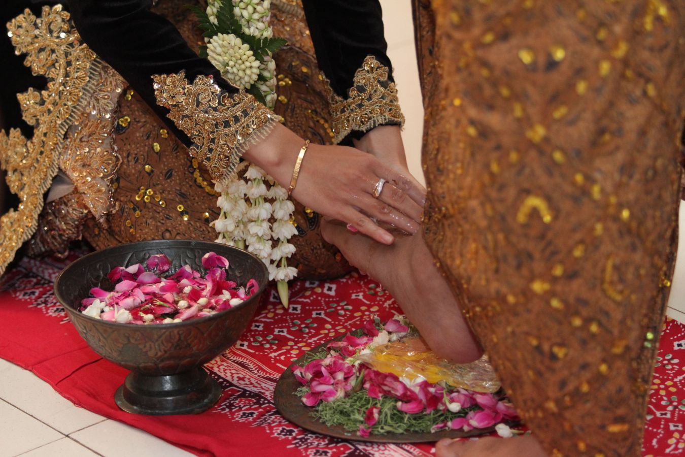 Banyak yang Nggak Tahu, ini 3 Jenis Bunga dan Makna Sakralnya dalam ...