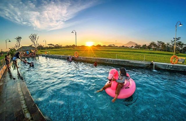 Pesona Alam Tirta, Kolam Renang di Tengah Sawah yang Lagi Hits di ...