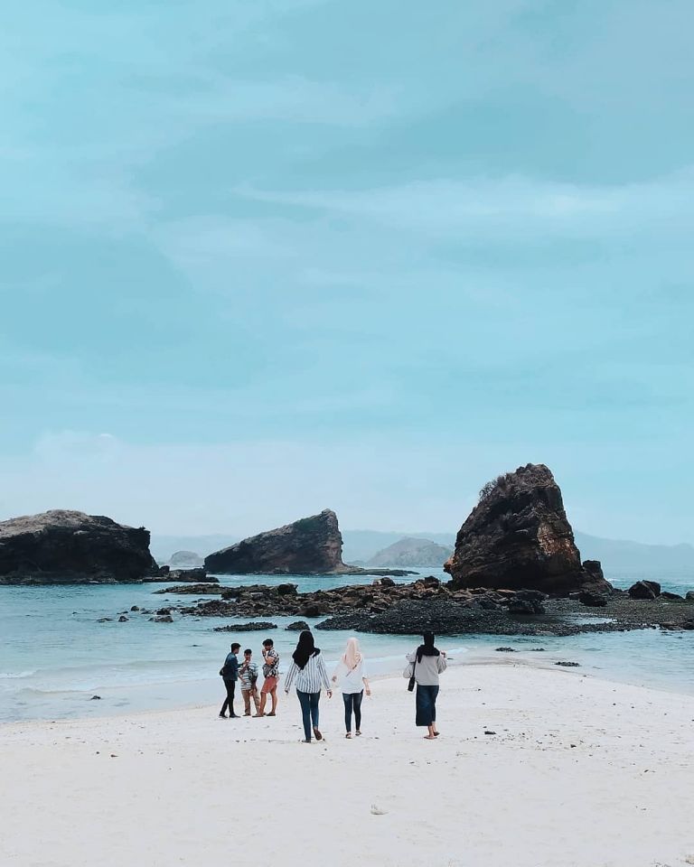 Eksotisnya Pantai Papuma di Pesisir Jember. Pantai Pasir Putih dengan ...