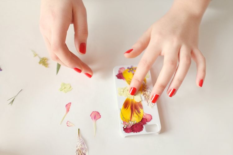 9 Langkah Menghias Case HP Bening dengan Bunga Kering. Nggak Ada yang ...