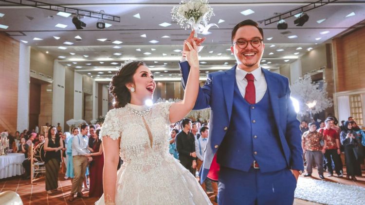 Ini Asal Usul Tradisi Lempar Bunga di Acara Nikahan. Ternyata Sebagai ...