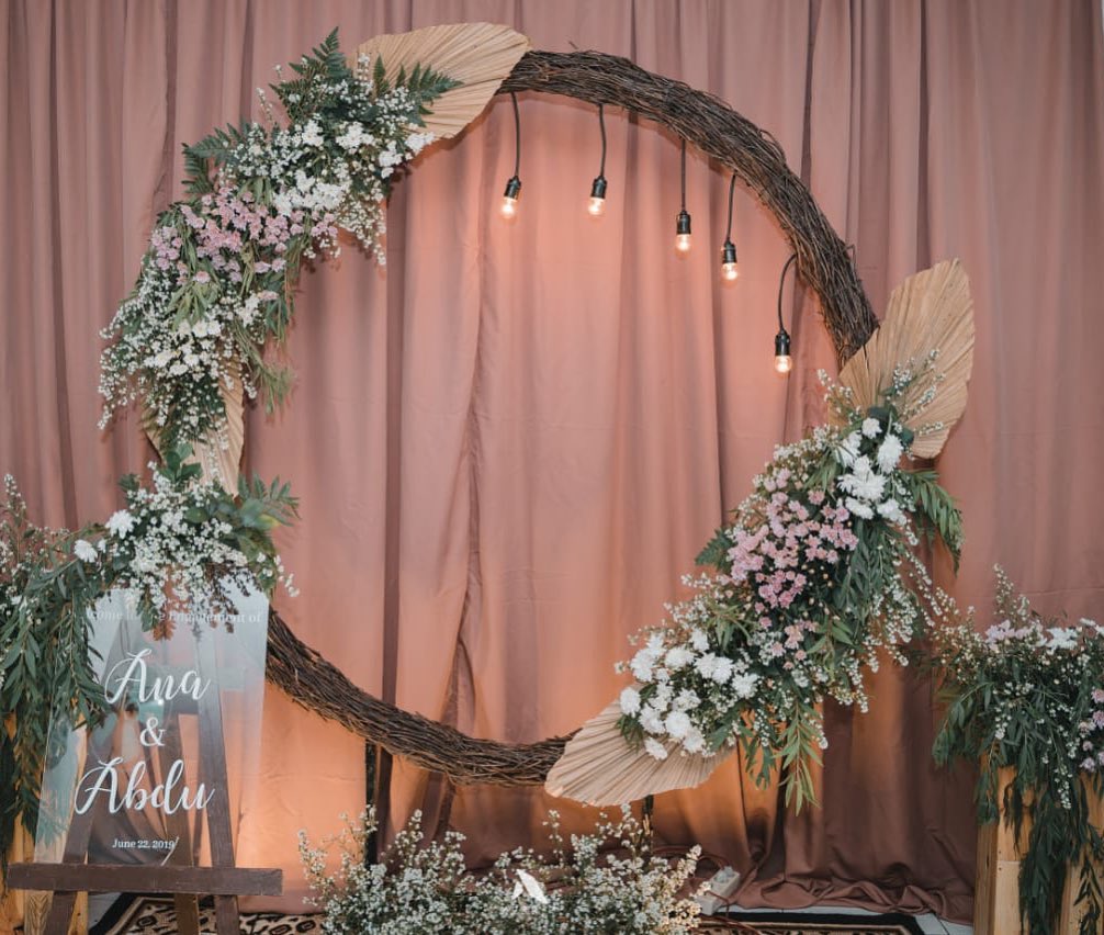 10 Inspirasi Dekorasi Lamaran dengan Lingkaran Ranting Kering. Cakepnya ...