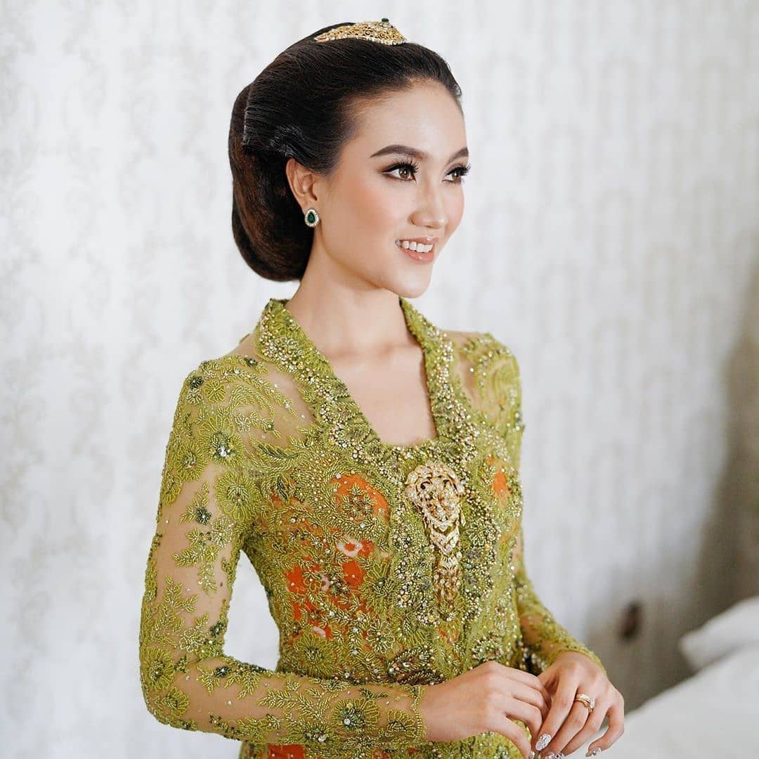 10 Kebaya Kutubaru Lamaran dengan Aksen Payet, Seketika Bikin ...