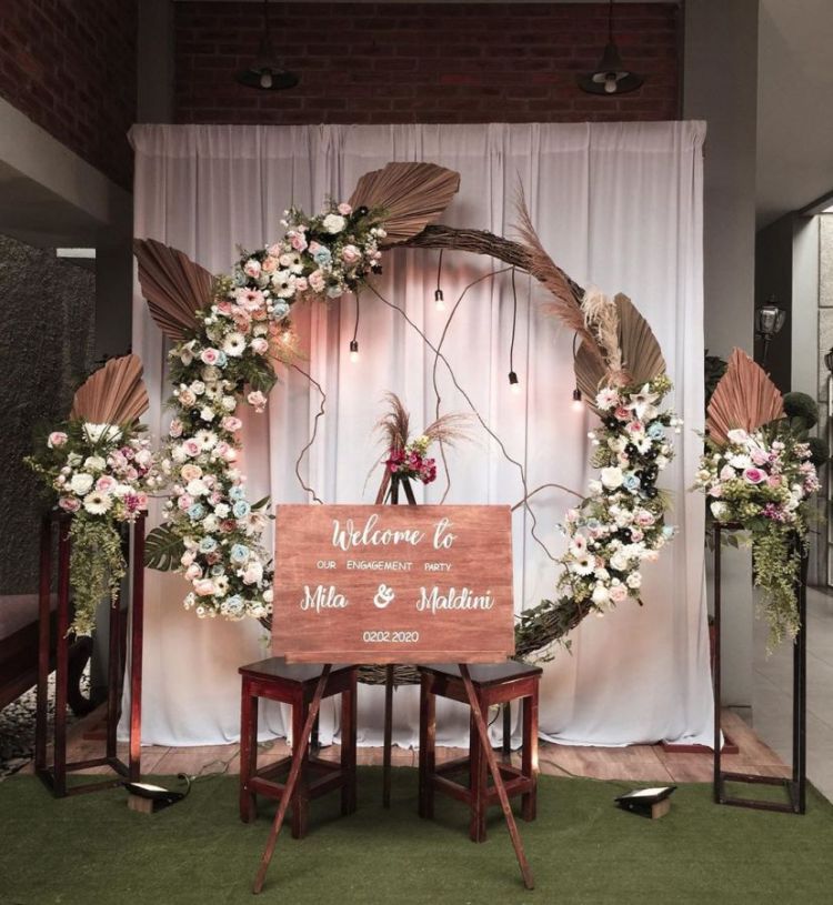 10 Inspirasi Dekorasi Lamaran dengan Lingkaran Ranting Kering. Cakepnya ...