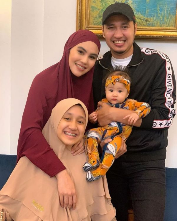 Jodoh Memang Sudah Diatur, 8 Artis ini Kini Bersuamikan Seorang Ustaz ...