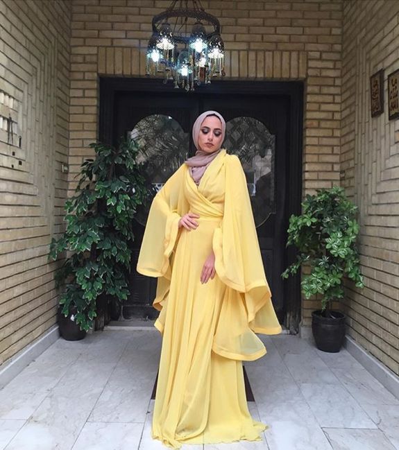 8 Inspirasi Gaun Bridesmaid Nuansa Kuning yang Cerah dan Elegan. Bikin ...