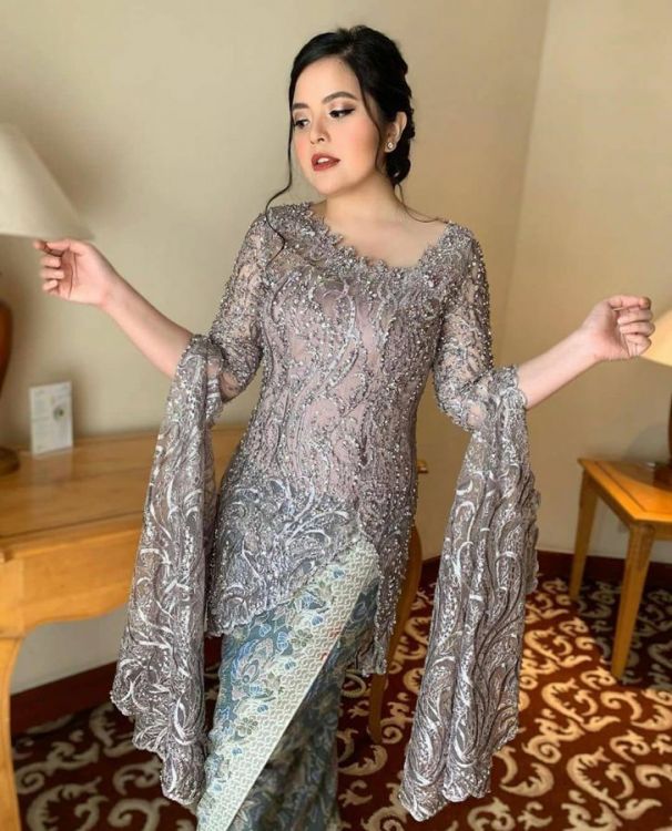 7 Desain Kebaya Lamaran ini Bisa Bikin Penampilanmu Lebih Langsing dan ...