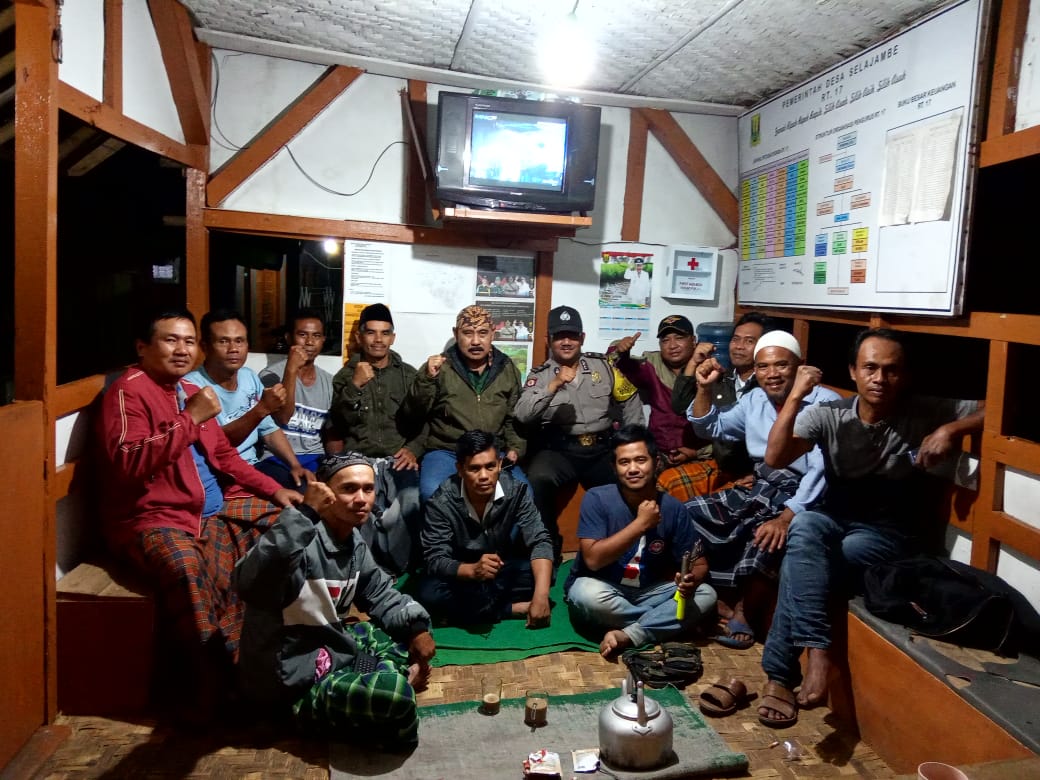 Topik Obrolan Paling Favorit di Pos Ronda. Ternyata Ngerumpi Nggak Cuma ...