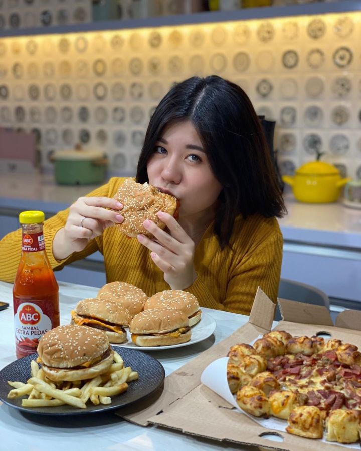 10 Food Vlogger Cewek di Indonesia yang Hobi Makan Banyak tapi Tetap ...