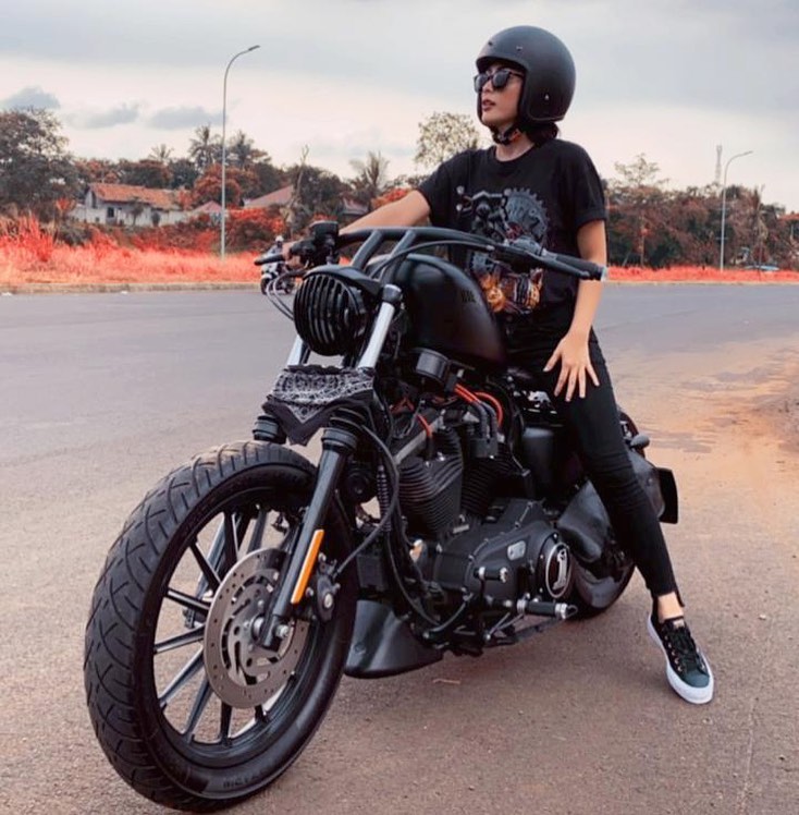 11 Artis Cewek yang Hobi Naik Motor Gede. Kelihatan Garang tapi Tetap ...