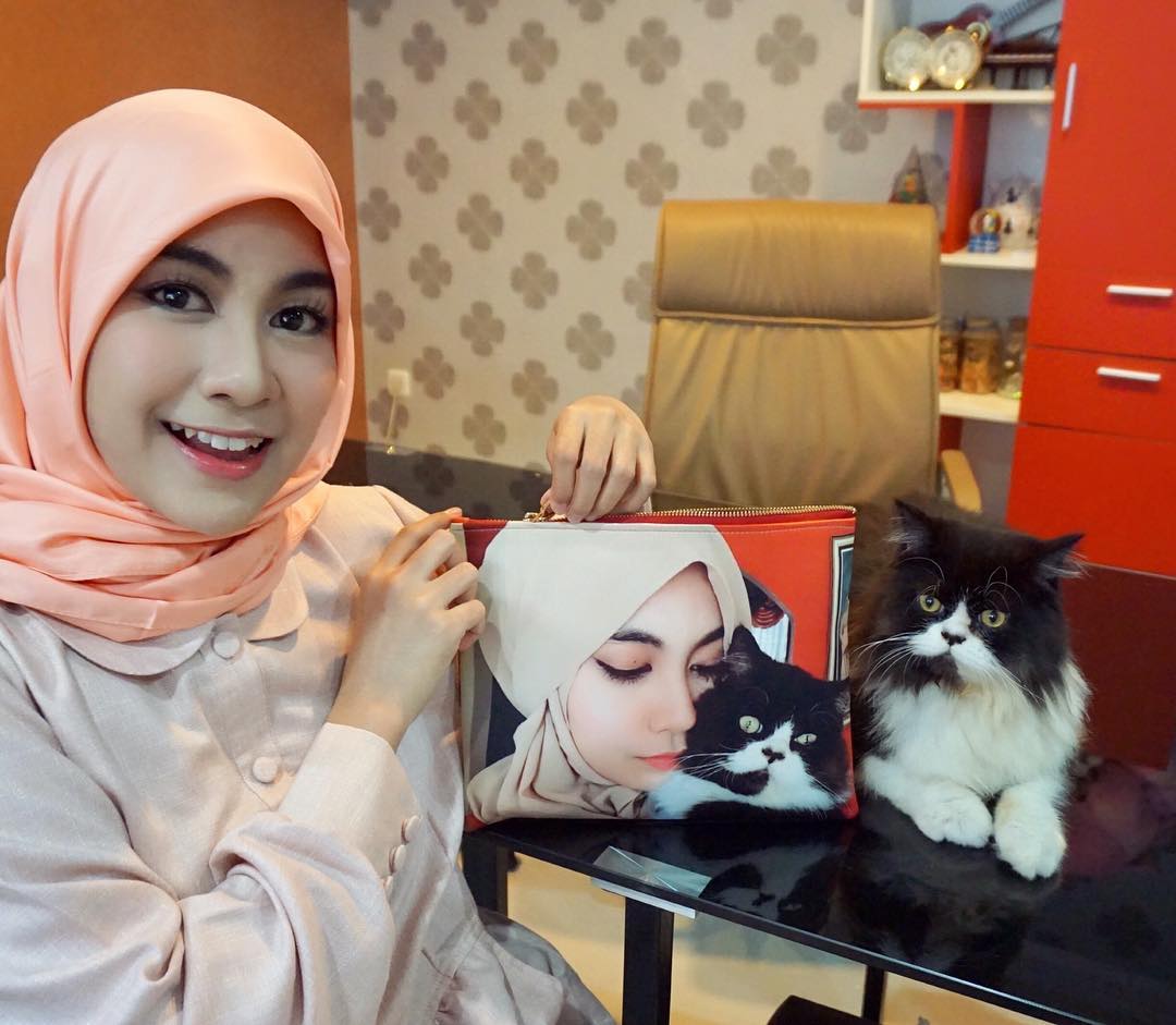 10 Artis yang Ternyata Bucing alias Budak Kucing. Sayang Banget sama ...