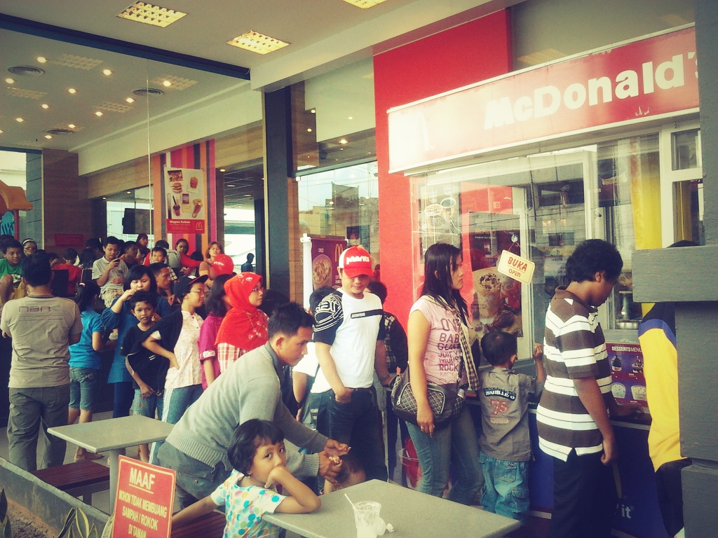 4 Hal yang Pasti Pernah Kamu Rasakan Saat Pertama Makan di McD. Namanya ...